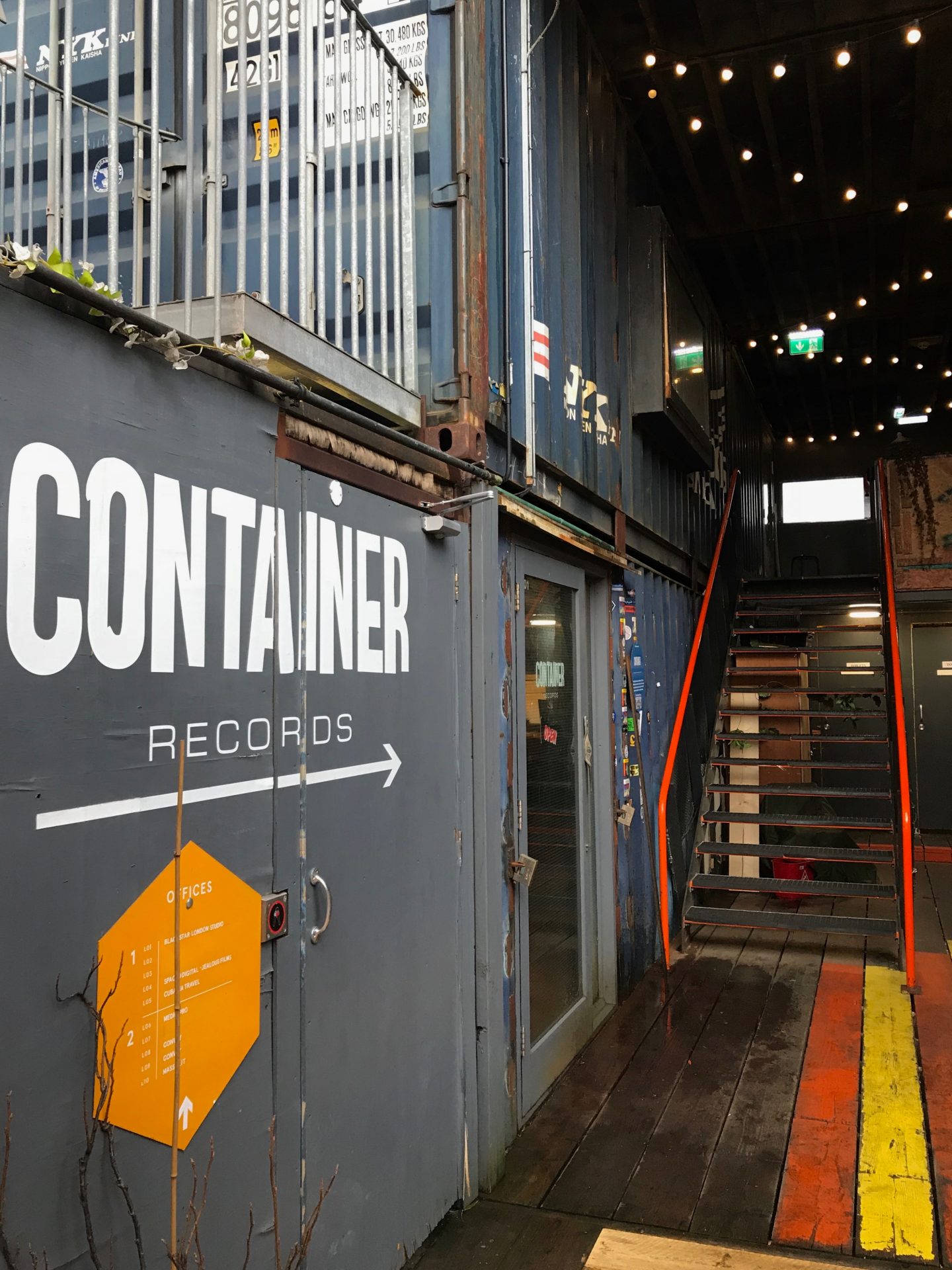 IL NEGOZIO DI DISCHI PIU' PICCOLO CHE HO VISTO? DENTRO UN CONTAINER ...